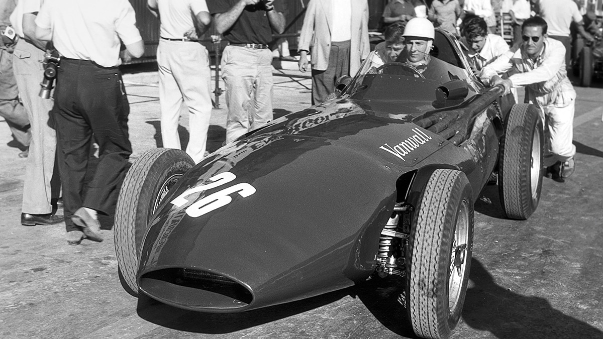 Stirling Moss at 1957 Pescara road race - a battle between driver ...